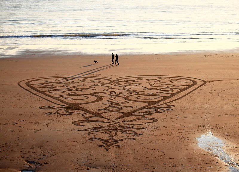 Sand artist uses the shoreline as a canvas | Cyprus Mail
